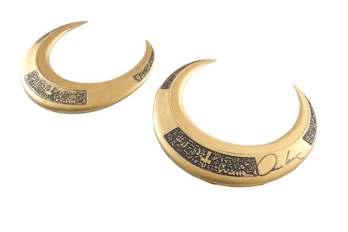 Moon Knight Prop Replica Crescent Blades (SWAU) Signed by Oscar Isaac ...