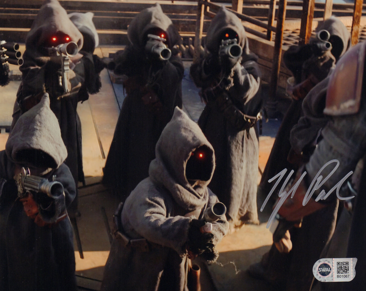 Kyle Pacek as Jawa in Star Wars: The Mandalorian (SWAU) Signed 8x10 Ph ...