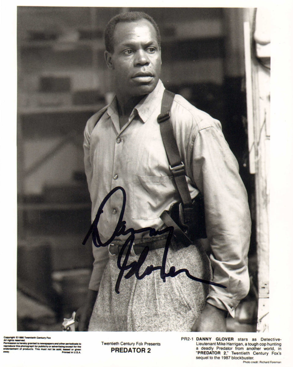 Danny Glover as Detective-Lietenant Mike Harrigan in Predator 2 Signed ...