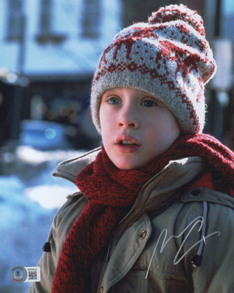 Macaulay Culkin as Kevin McCallister in Home Alone (Beckett) Signed 8x ...