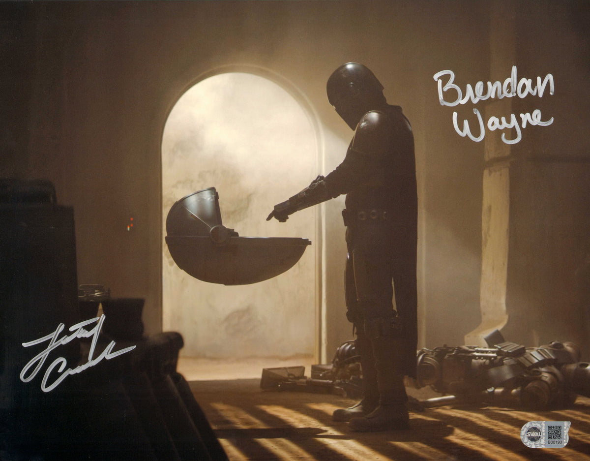 Lateef Crowder & Brendan Wayne as the Mandalorian with the Child in St ...