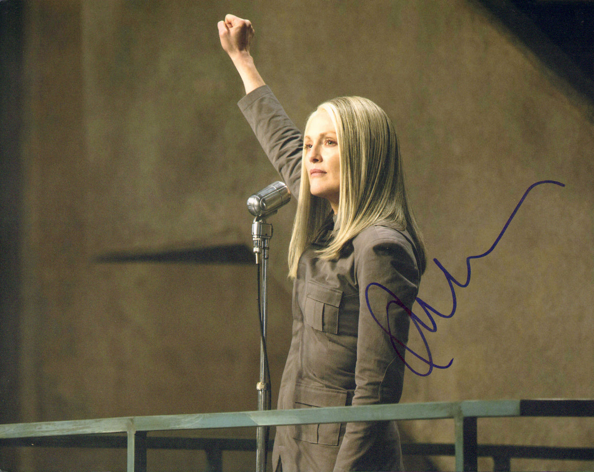 Julianne Moore as President Alma Coin in The Hunger Games: Mockingjay ...