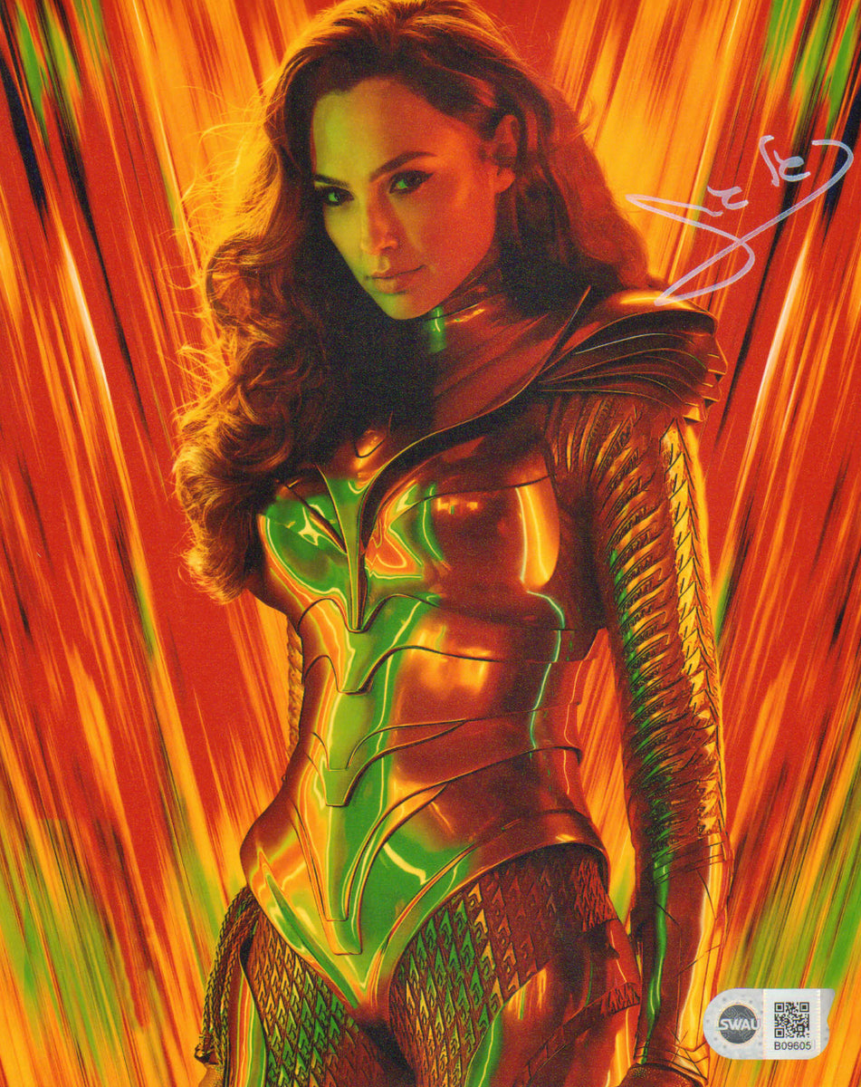 Gal Gadot as Wonder Woman with Golden Armor in Wonder Woman 1984 (SWAU ...