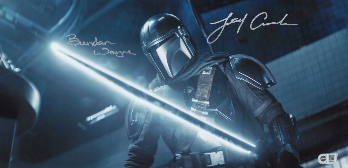 Lateef Crowder and Brendan Wayne as the Mandalorian with Dark Saber in ...