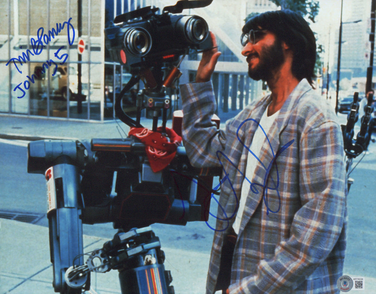 Tim Blaney as Johnny 5 and Fisher Stevens as Ben Jahveri in Short Circ ...
