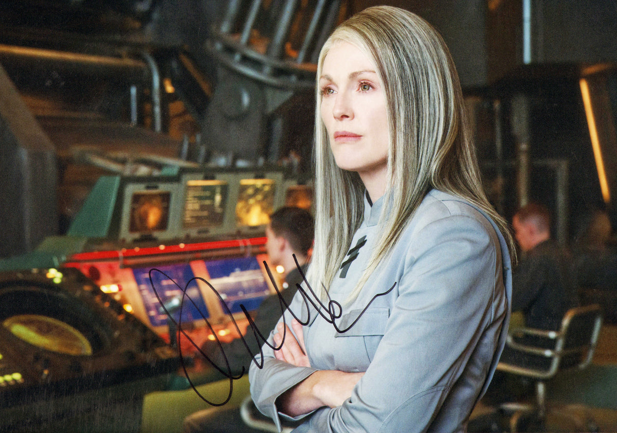 Julianne Moore as President Alma Coin in The Hunger Games: Mockingjay ...