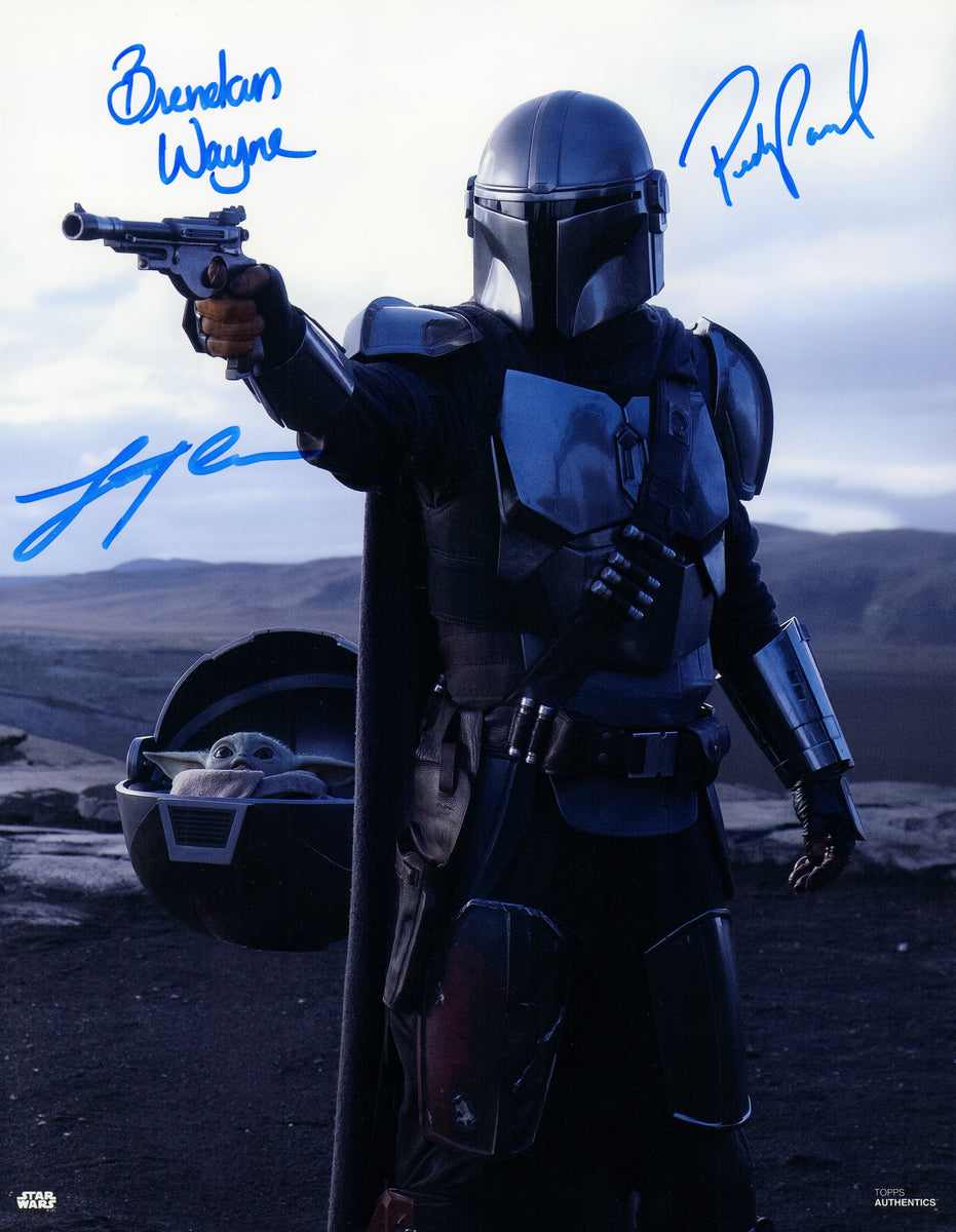 Pedro Pascal, Brendan Wayne, & Lateef Crowder as The Mandalorian in St ...
